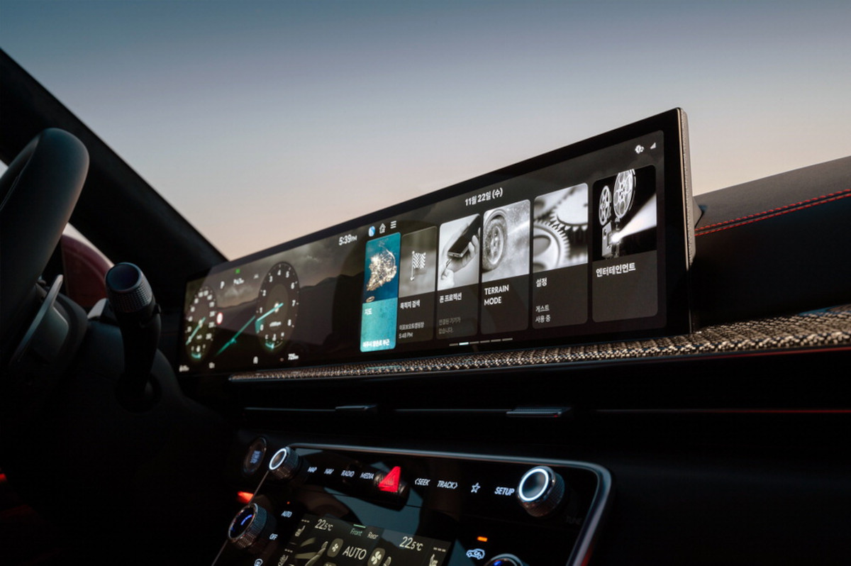 The 2024 Genesis GV70 to use a 27-inch OLED display produced by LG ...