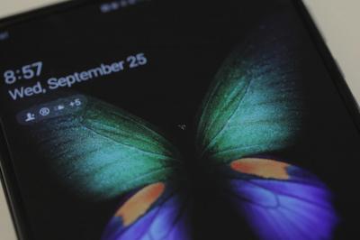 TechCrunch got a Galaxy Fold for review... and the screen got damaged ...